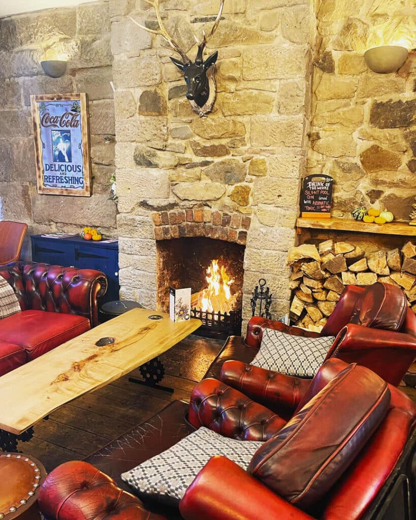Lubens Bar & Kitchen - Food served, log fire, dogs welcome